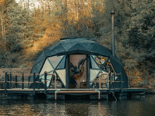 Romantic Off Grid Glamping Pod on a Secluded Lake in Devon