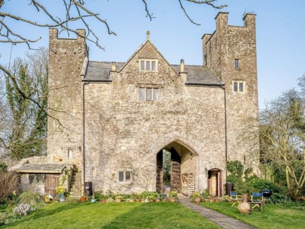 Quirky accommodation in a gatehouse near Chepstow, Wales